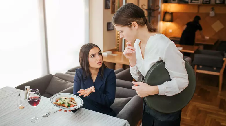 Vrouw klaagt over salade