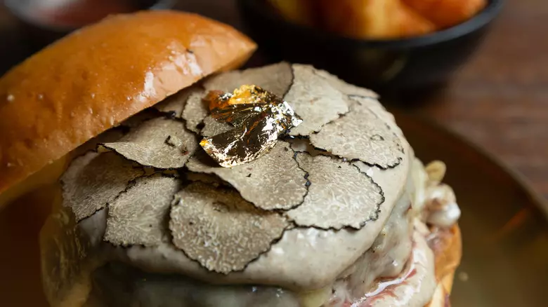 hamburguesa de fulla d'or i tòfona blanca