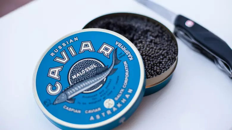 Stán caviar Beluga agus scian