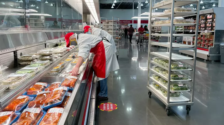 Travailleurs réapprovisionnant l'épicerie Costco