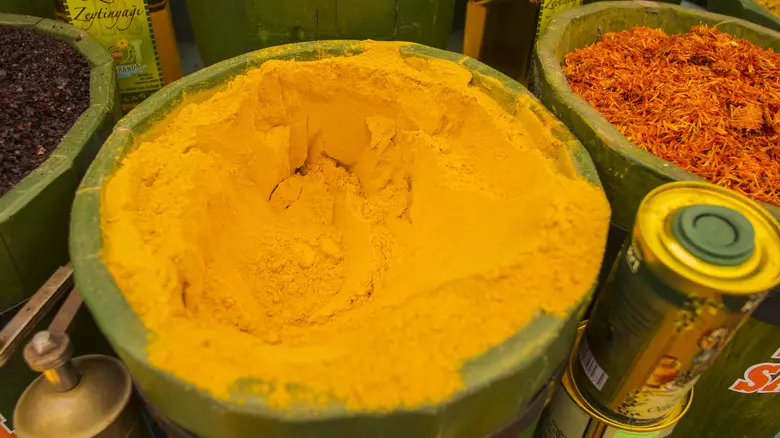 I-Curry powder kwisitya esiluhlaza