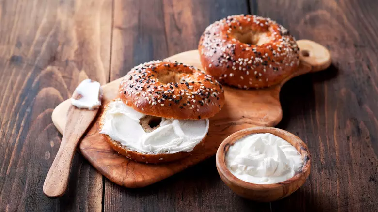 Bagel hamwe na foromaje