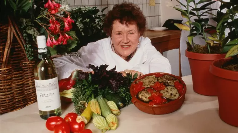 Юлія Чайлд зі свіжими овочами