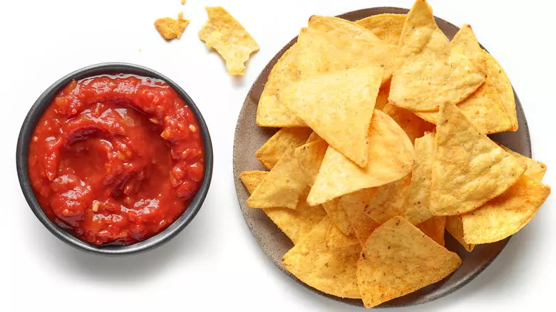 Chips és salsa