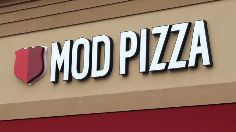 Insegna della vetrina di Mod Pizza