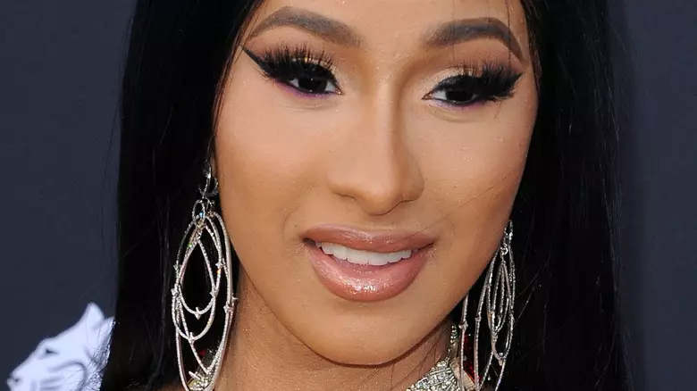 Cardi B souriant sur le tapis rouge