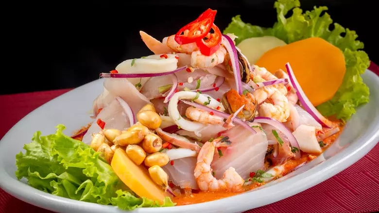 Ceviche sur une assiette blanche