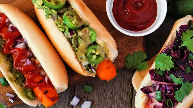 Red hot dogs misy toppings isan-karazany eo ambony latabatra