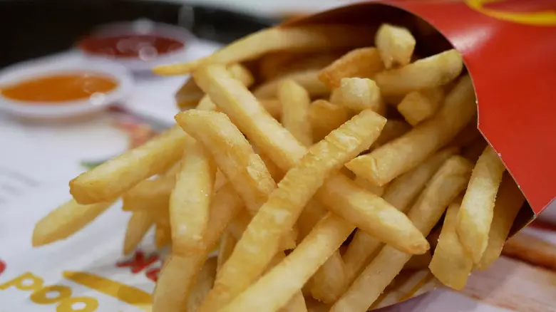 McDonald's pommes frites og dipsaucer