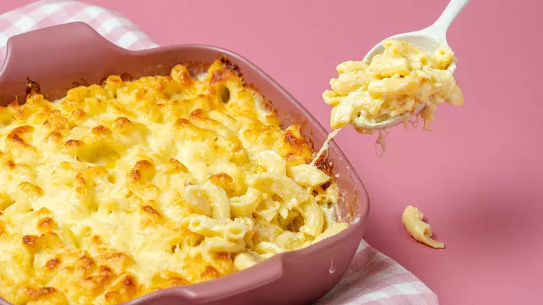 Lepel scheppen macaroni en kaas uit bakvormen