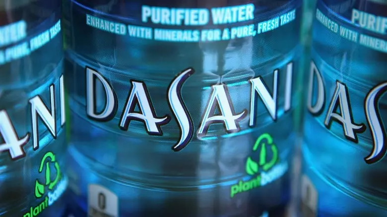 etikette op Dasani-bottels