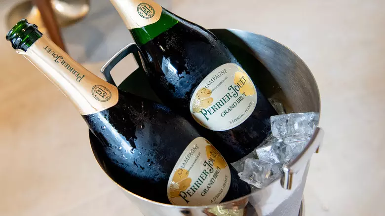 шишаҳои шампан Perrier-Jouët