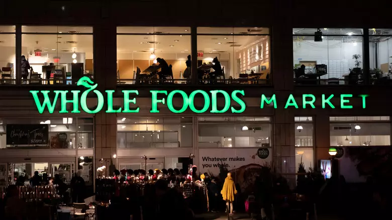 O exterior de uma loja Whole Foods Market