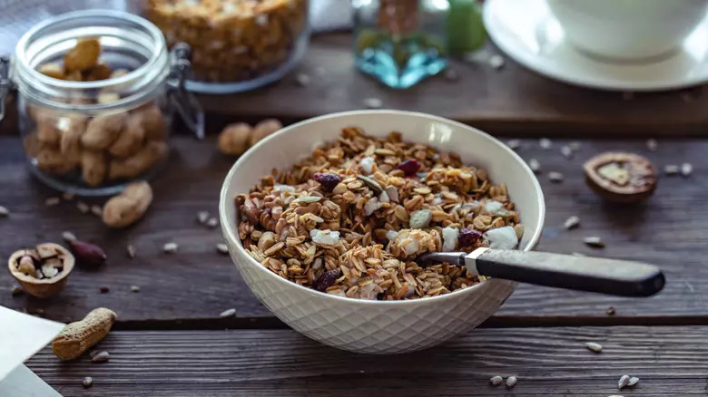 Granola an enger Schossel um Dësch