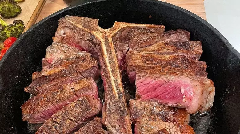 steak nke ọdụ ụgbọ mmiri na-esi ísì ụtọ na pan