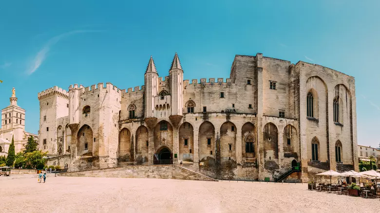 palais des papes в Авиньон