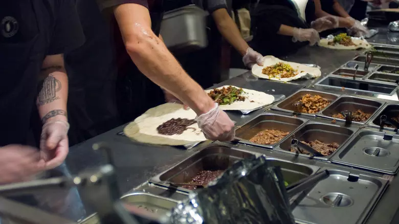 Trabalhadores de Chipotle preparando comida