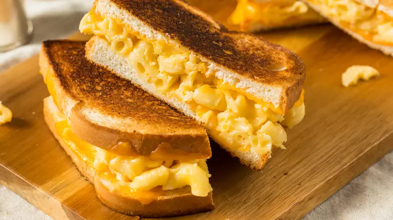 sandviș cu mac și brânză