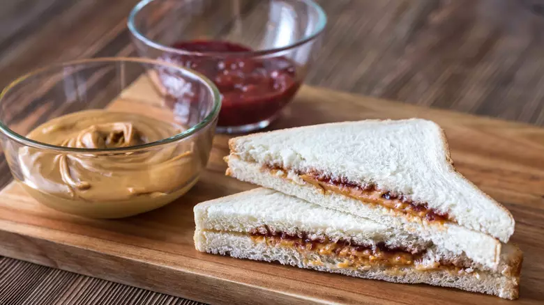 Sehiloeng ka diagonally peanut butter le jelly sandwich