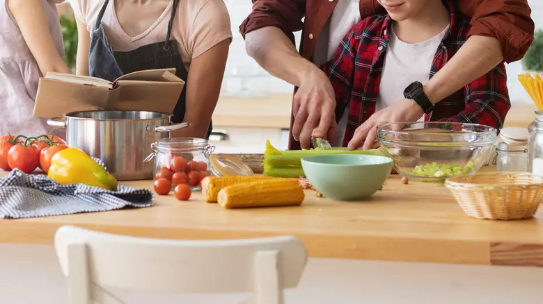 Sebuah keluarga memasak bersama