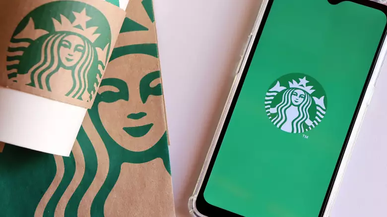 Starbucks naročilo z nagradno aplikacijo na telefonu