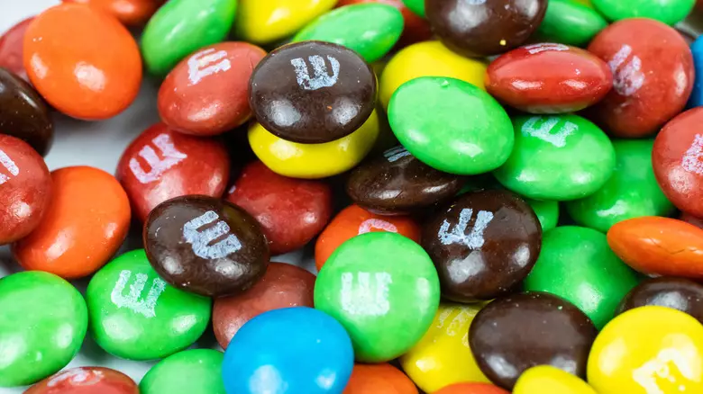 Įvairiaspalviai M&M's saldainiai