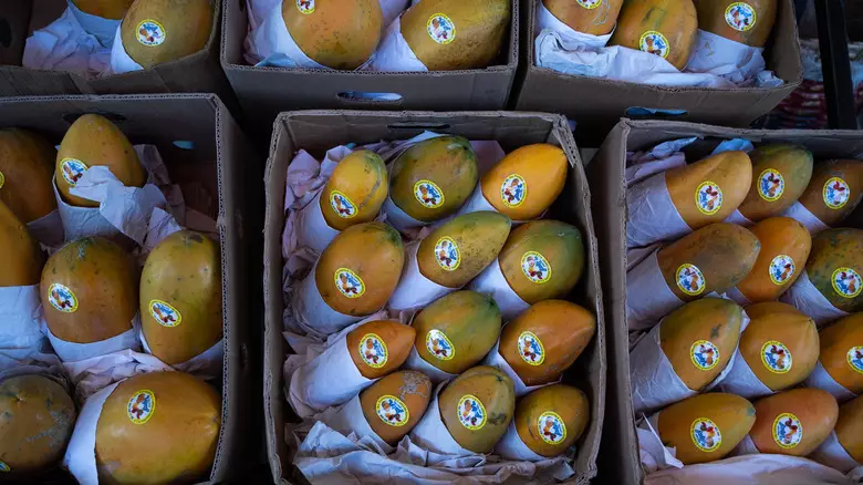 Papaya med PLU-klistermärken