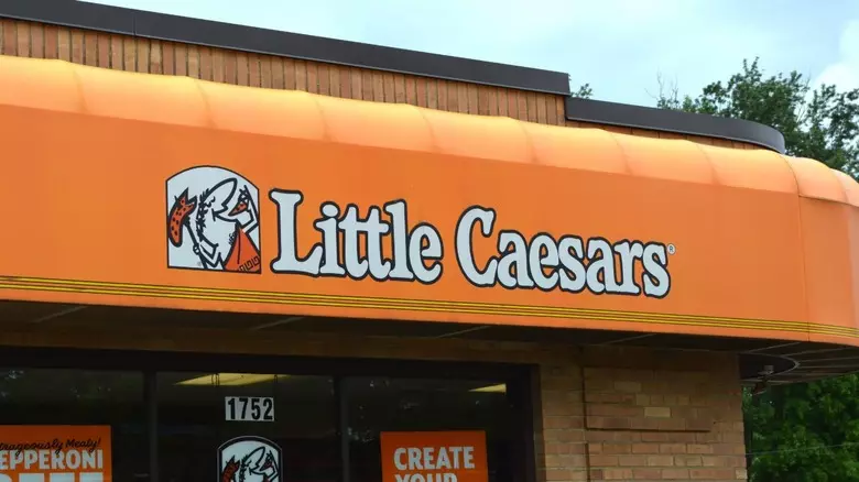 Fuera de una tienda de Little Caesars