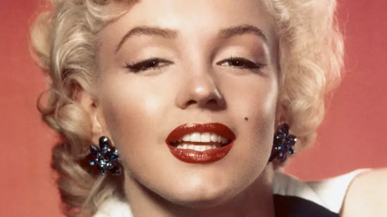 Marilyn Monroe e veshur me buzëkuq të kuq