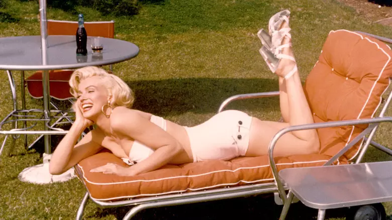 Marilyn Monroe นอนอยู่บนเก้าอี้นวม