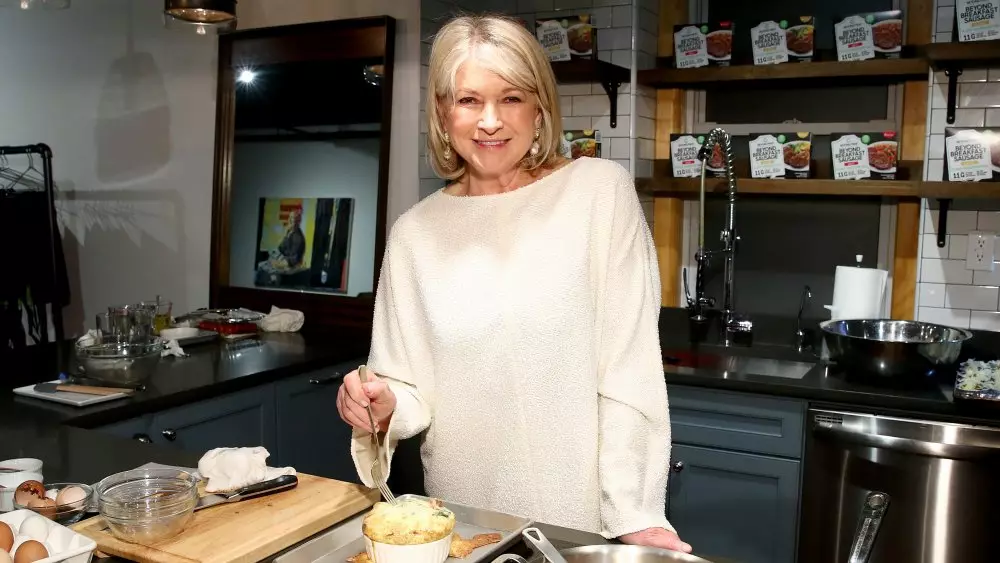 Martha Stewart jede u kuhinji