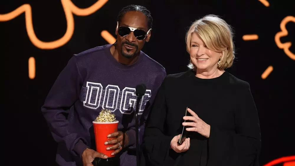 Martha Stewart a Snoop Dogg yn derbyn gwobr