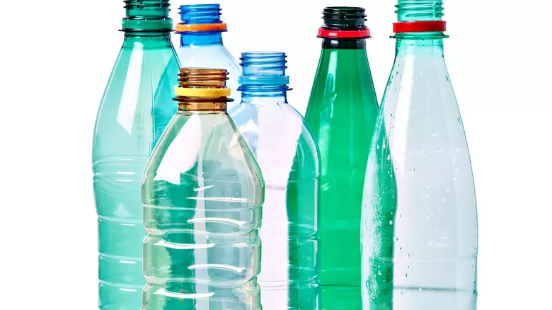 Πλαστικά μπουκάλια σε διάφορα χρώματα και μεγέθη