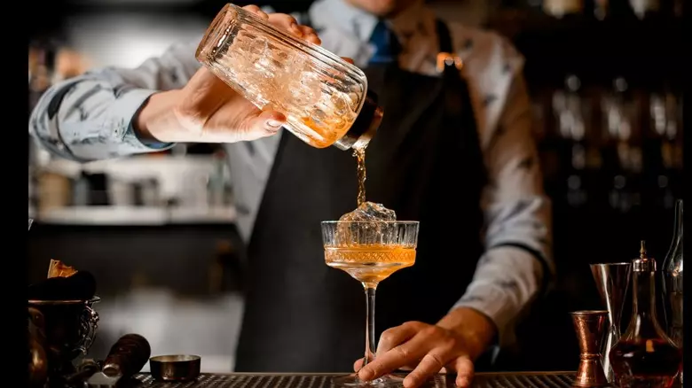 Bartender achidira cocktail