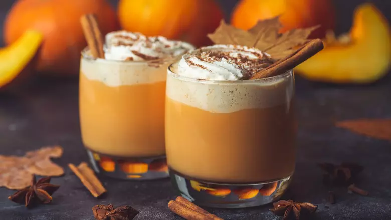 twa pumpkin spice lattes foar pumpkins