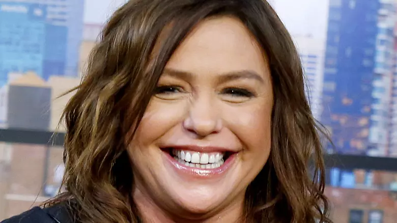 Rachael Ray stüdyoda gülümsüyor