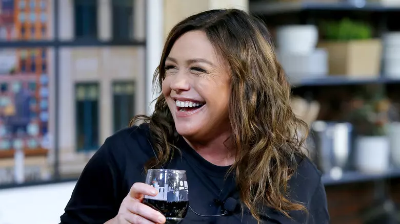 Rachael Ray bir kadeh şarap içiyor