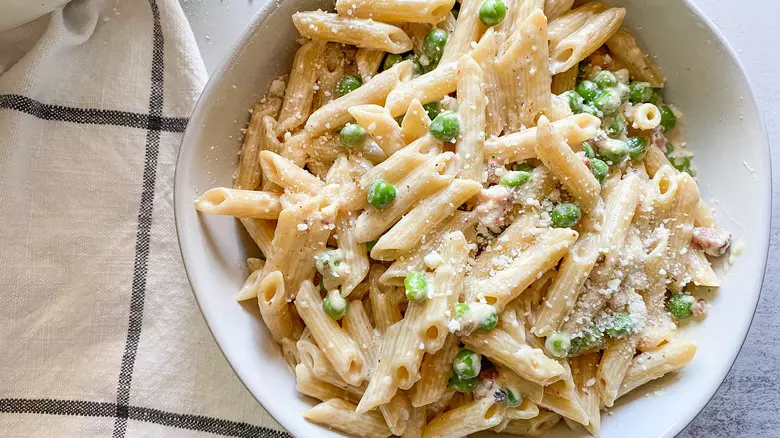 Pasta misy pancetta sy peas ao anaty vilia