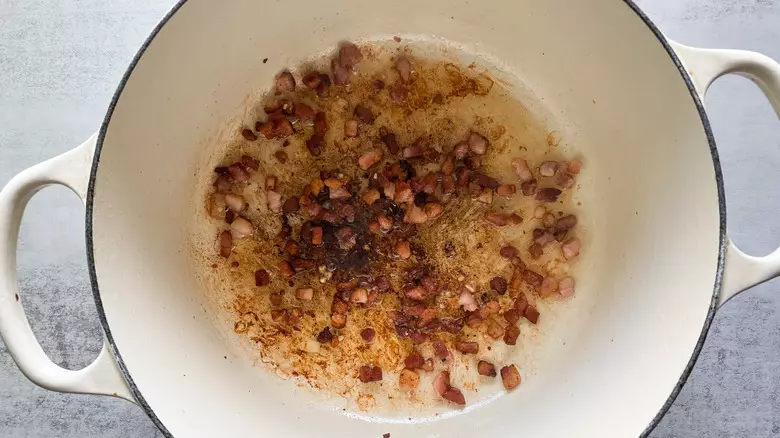 Pancetta nấu ăn trong một cái nồi lớn