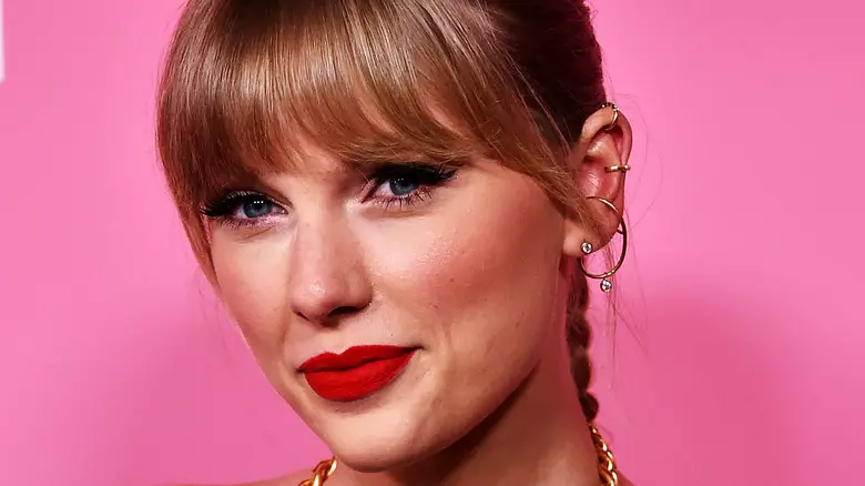 Taylor Swift mit rotem Lippenstift