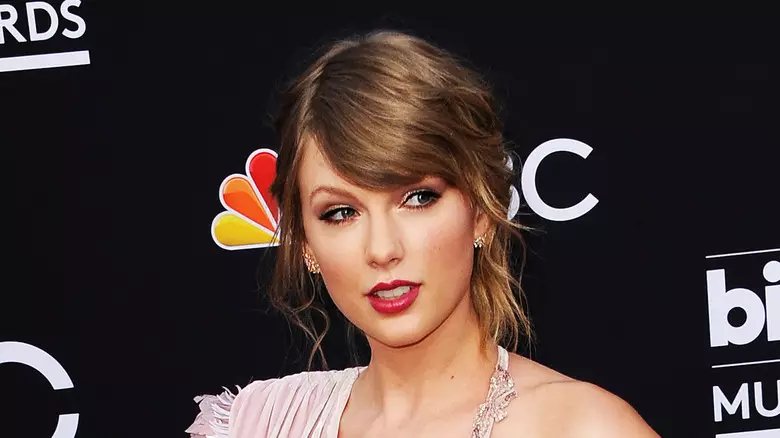 Taylor Swift mit schwarzem Hintergrund