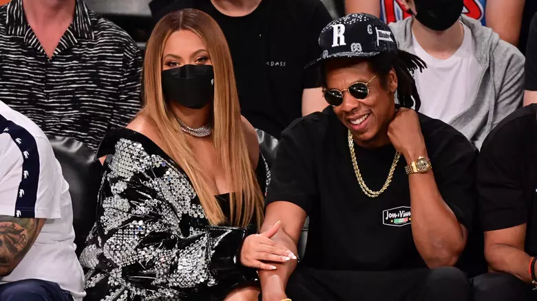 Beyoncé ndi Jay-Z pamasewera a basketball