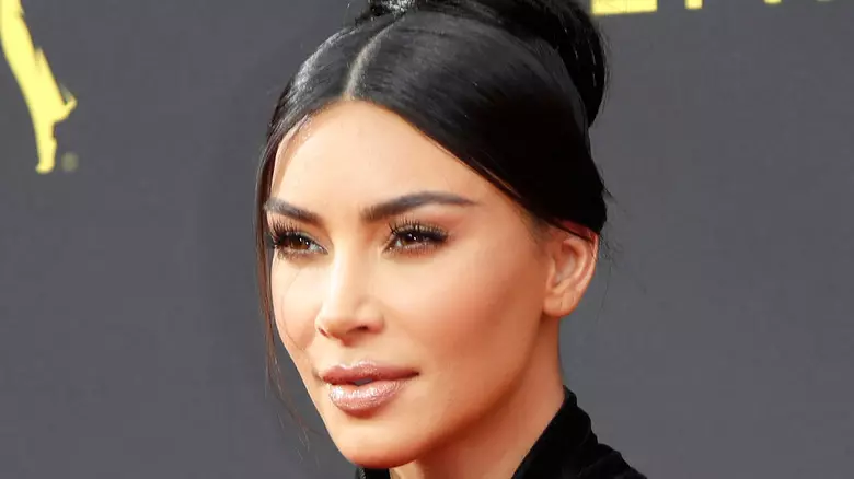 Kim Kardashian indossa un abito da sera nero