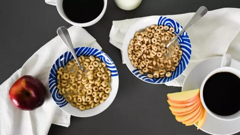 semangkuk sereal Cheerios dan oat renyah di meja sarapan