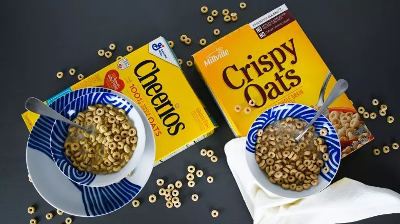 kotak tina cheerios na Crispy oats sereal kalawan mangkok sereal