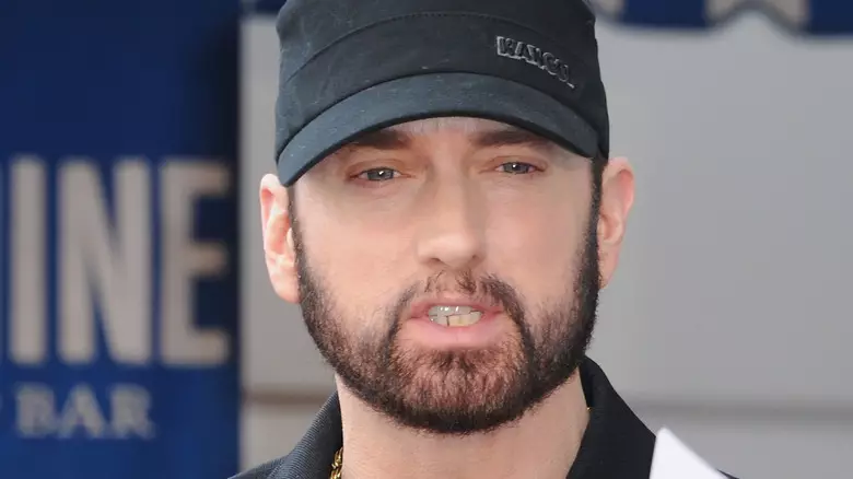 Eminem con sombrero negro de cerca