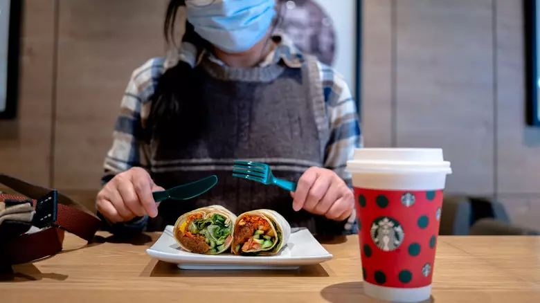 Zavitek Starbucks Beyond Meat poleg skodelice za kavo