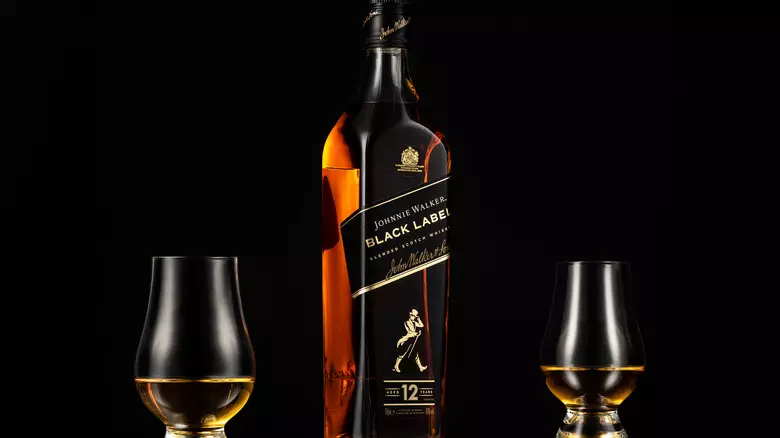 Buidéal Johnnie Walker le spéaclaí