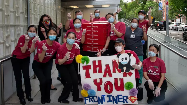 Mga empleyado ng Panda Express sa ospital na may