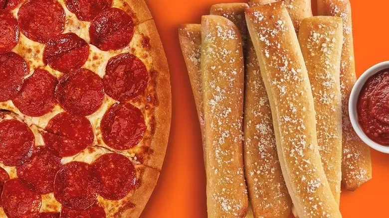 Usa ka kilid sa Little Caesar's pizza ug buang nga tinapay